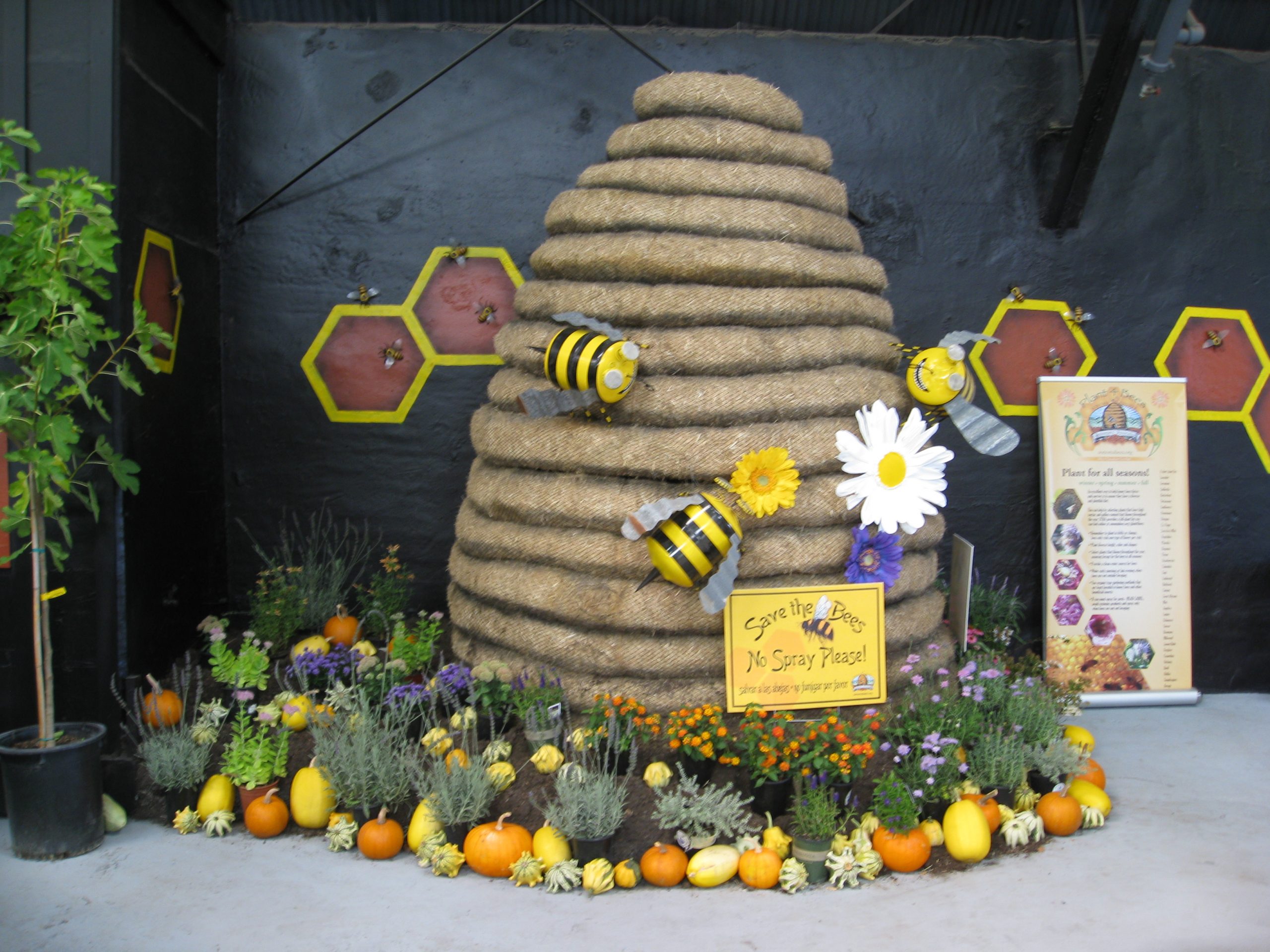 Bee Display Heirloom Gardenerd bee-display-heirloom-gardenerd